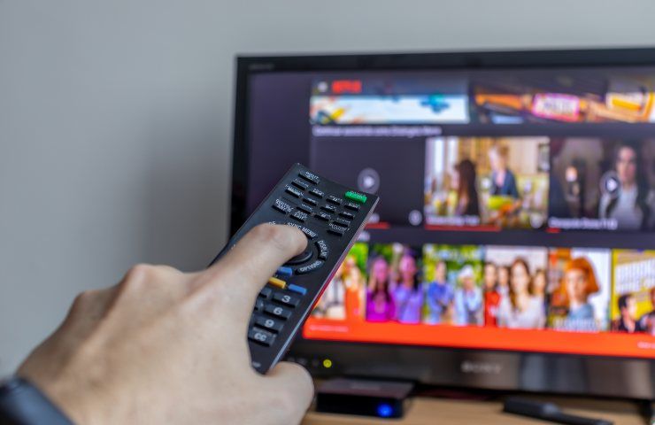 Tv sempre accesa, quanto ti costa in bolletta: cifra sbalorditiva